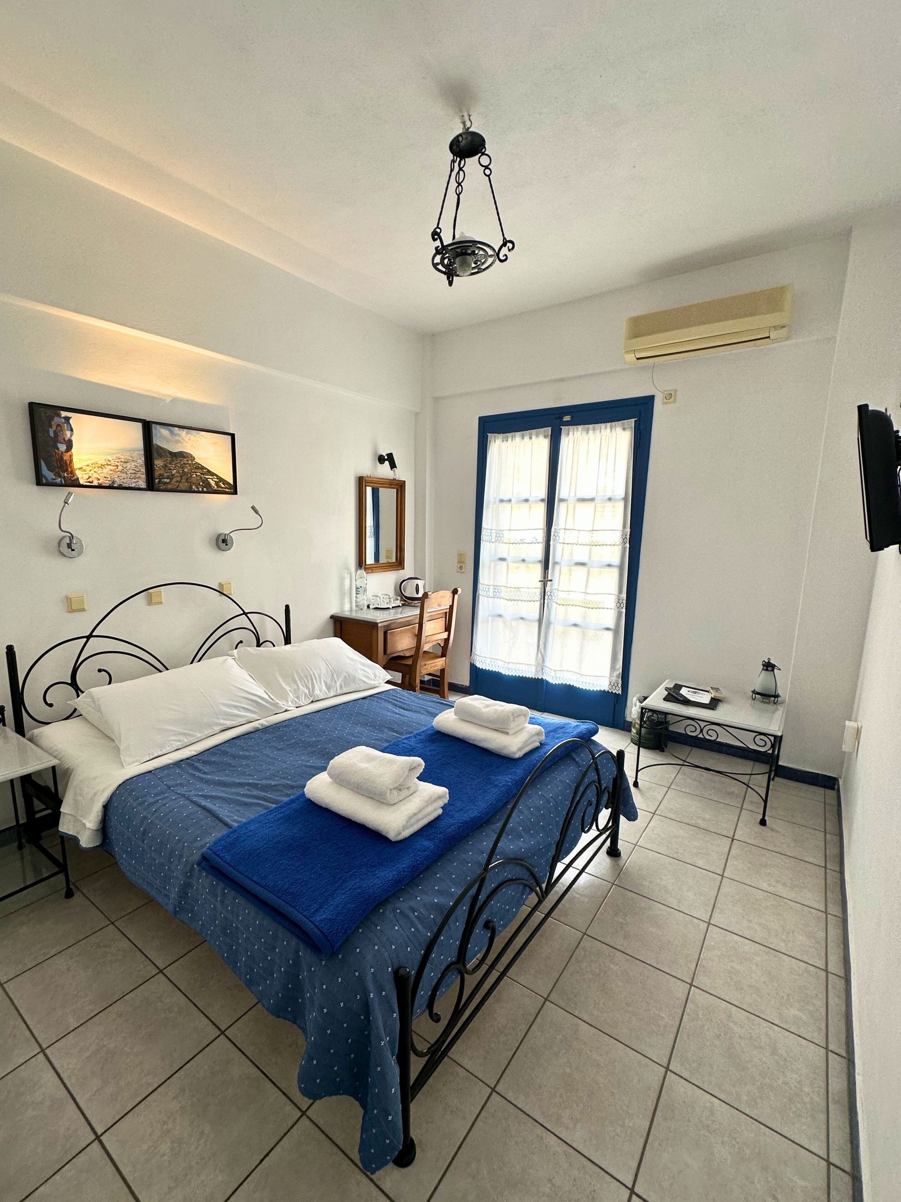 Quarto casal econômico | Frigobar, cofres nos quartos, escrivaninha