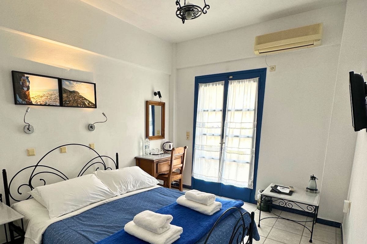 Quarto casal econômico | Frigobar, cofres nos quartos, escrivaninha