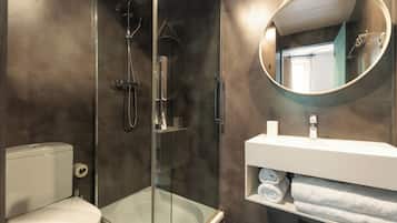 Quarto família | Banheiro | Chuveiro, secador de cabelo, toalhas de banho, sabonete