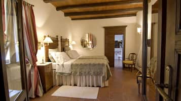 Quarto casal de uso individual | Roupas de cama premium, frigobar, cofres nos quartos