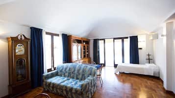 Suite, terraço | Sala de estar | Televisor