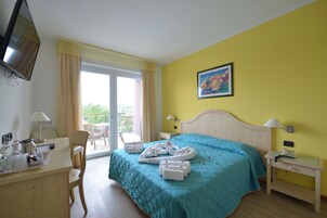 Quarto casal | Frigobar, cofres nos quartos, escrivaninha, cortinas blackout