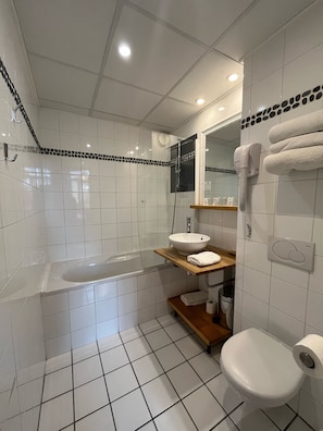 Quarto Triplo | Casa de banho | Um secador de cabelo, toalhas fornecidas, champô, papel higiénico