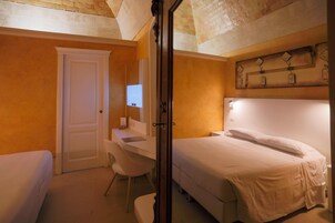 Quarto com cama, escrivaninha e cadeira.