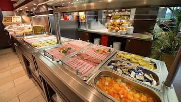 Café da manhã com buffet grátis todos os dias