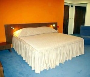 Minibar, cofre no quarto, secretária, quartos insonorizados