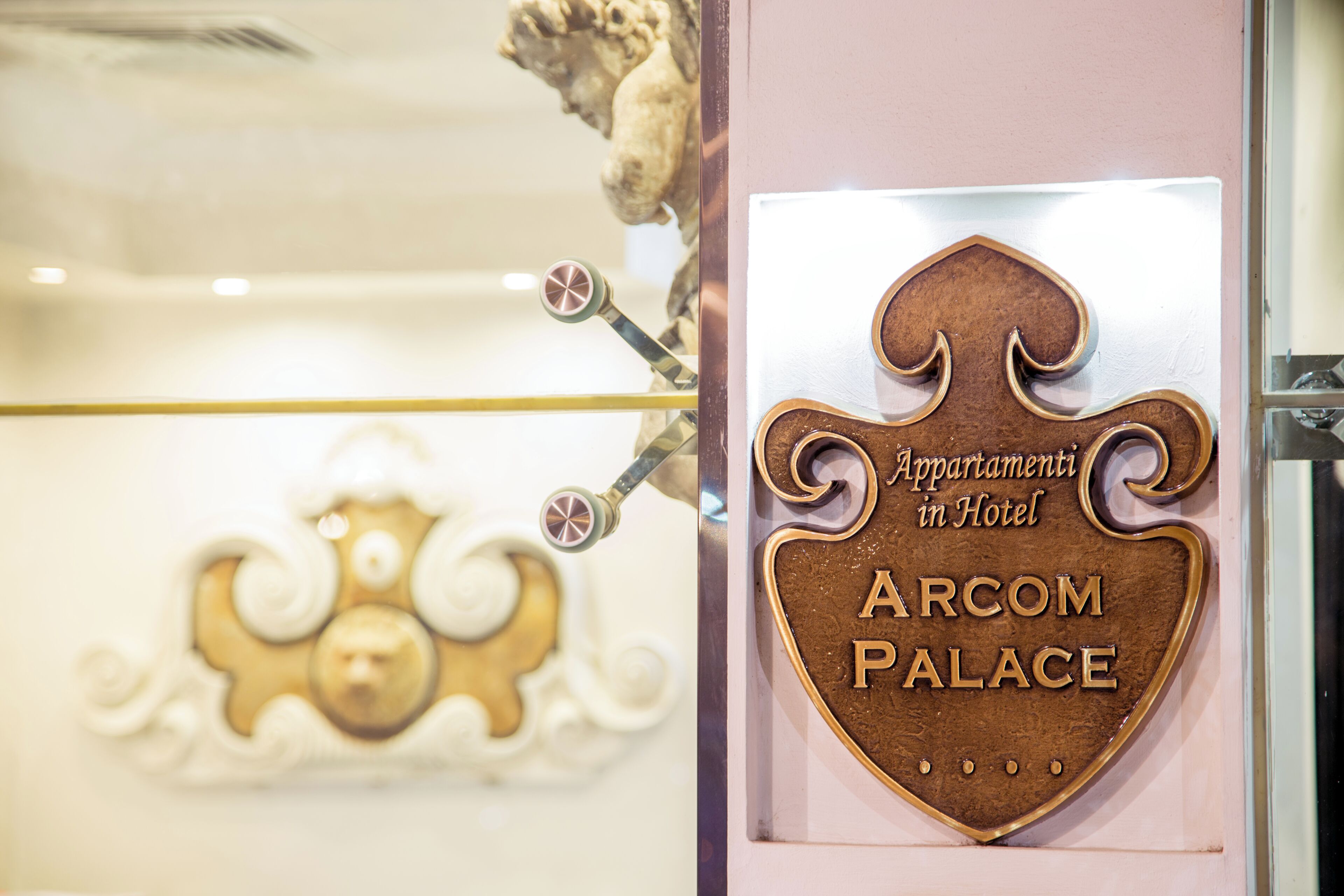 Placa indicando 'ARCOM PALACE', um hotel.