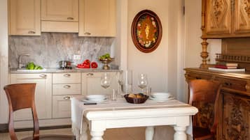 Geladeira grande, micro-ondas, cooktop