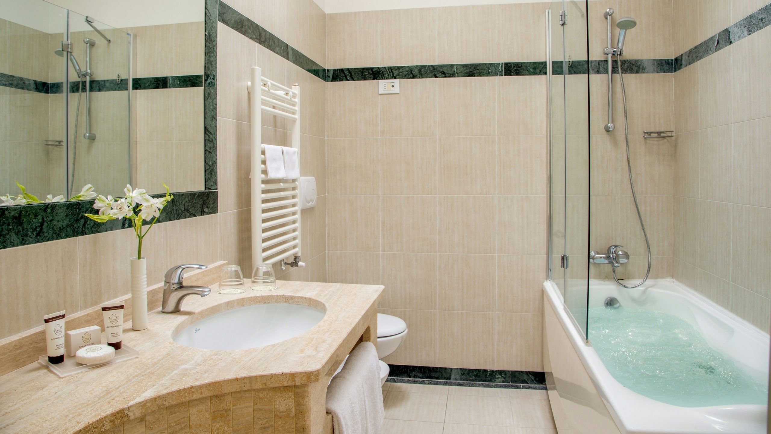 Quarto Superior, 1 quarto | Casa de banho | Artigos de higiene pessoal grátis, um secador de cabelo, um bidé 