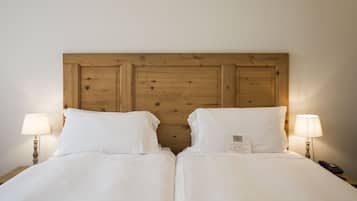 Roupa de alta qualidade, edredões de penas, cofre no quarto, secretária