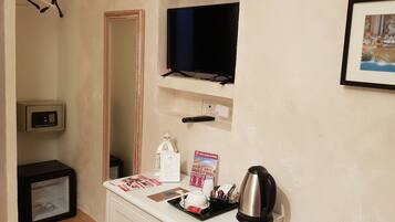 Quarto Duplo | Minibar, cofre no quarto, secretária, cortinas/cortinados opacos