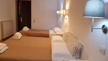 Quarto Triplo Familiar | Minibar, cofre no quarto, secretária, cortinas/cortinados opacos