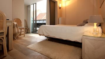 Quarto Duplo Deluxe | Minibar, cofre no quarto, secretária, cortinas/cortinados opacos