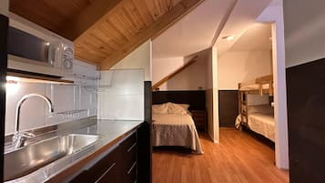 Apartamento família, 2 quartos | Cozinha privada | Geladeira