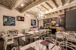 Café da manhã com buffet todos os dias mediante uma taxa