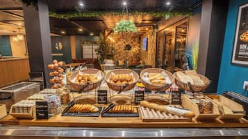 Café da manhã feito na hora diário (EUR 9.90 por pessoa)