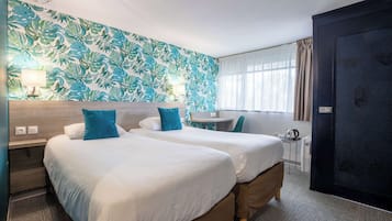 Quarto standard, 2 camas de solteiro | Escrivaninha, quartos à prova de som, ferros/tábuas de passar roupa