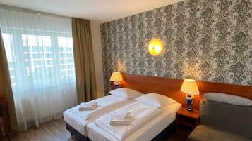 Cofre no quarto, secretária, cortinas/cortinados opacos