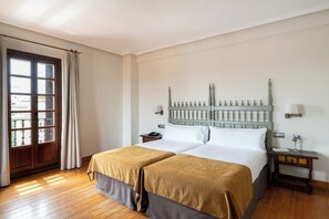 10 quartos, frigobar, cofres nos quartos, escrivaninha