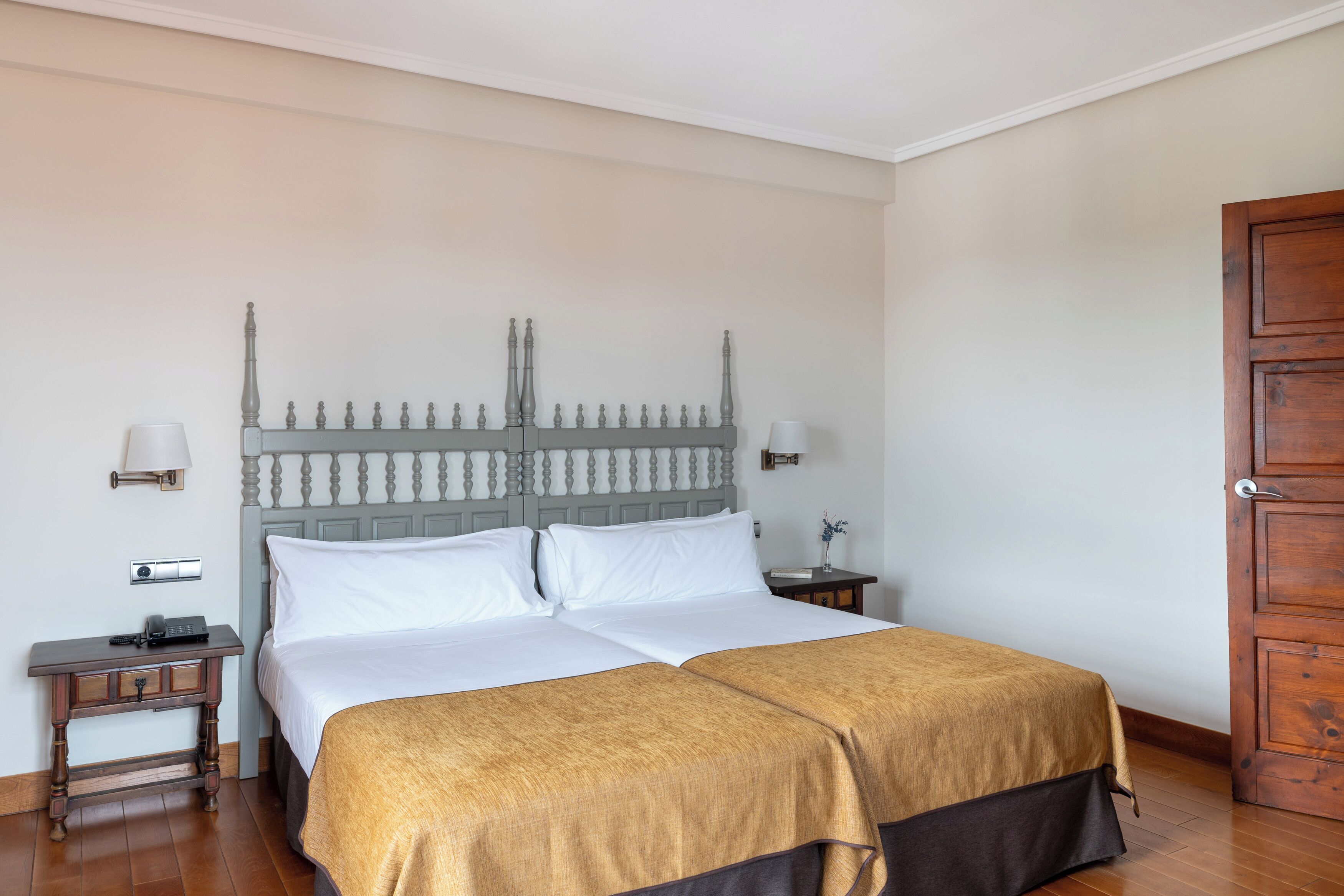 10 quartos, frigobar, cofres nos quartos, escrivaninha