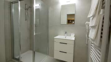 Quarto Standard (DBL room with private wellness) | Casa de banho | Um polibã, um secador de cabelo, toalhas fornecidas