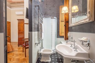 Lençóis italianos Frette, roupas de cama premium, frigobar