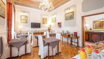 Pequeno-almoço tipo buffet diário (10 EUR por pessoa)