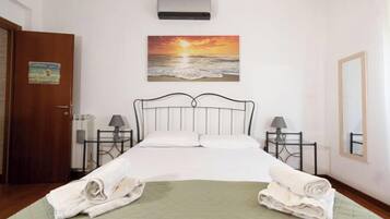 Secretária, ferro/tábua de engomar, berços/camas para crianças grátis