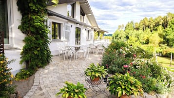 Pequenos-almoços servidos, cozinha alemã, com vista para o jardim