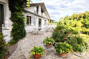 Pequenos-almoços servidos, cozinha alemã, com vista para o jardim 