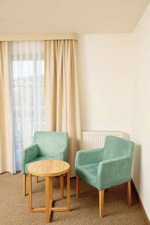 Quarto Duplo | Roupa de alta qualidade, camas de colchão pillowtop, cofre no quarto 