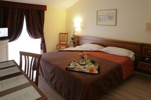 Cofre no quarto, berços/camas para crianças 