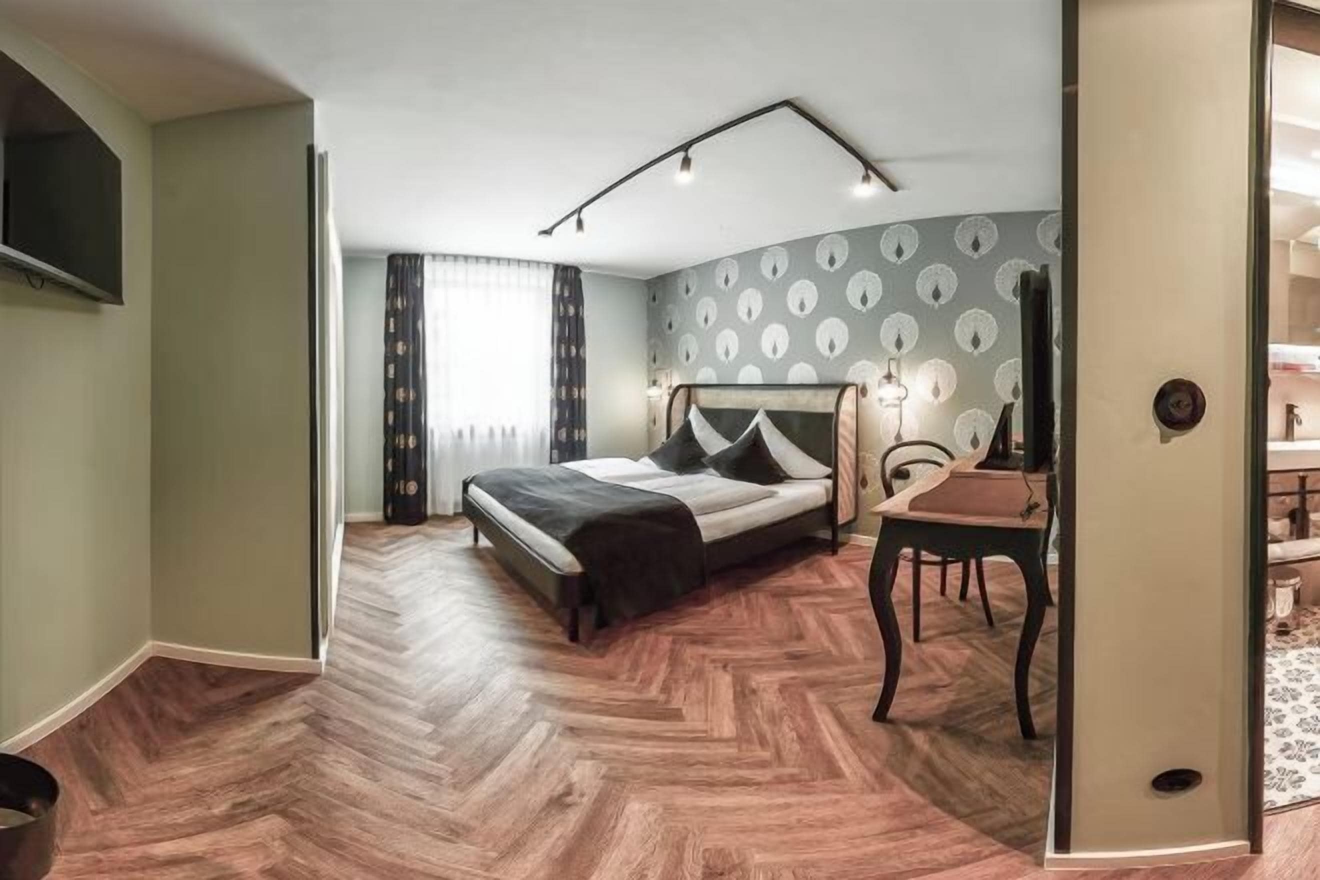 Roupa de alta qualidade, edredões de penas, minibar, cofre no quarto 