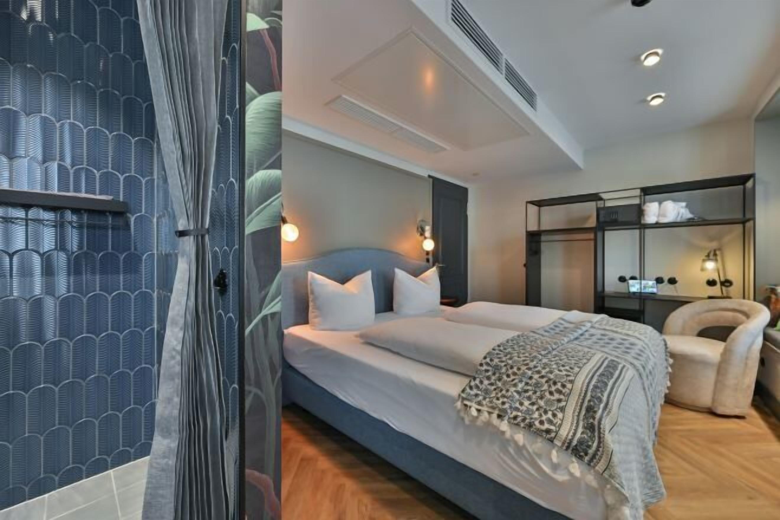 Roupa de alta qualidade, edredões de penas, minibar, cofre no quarto 