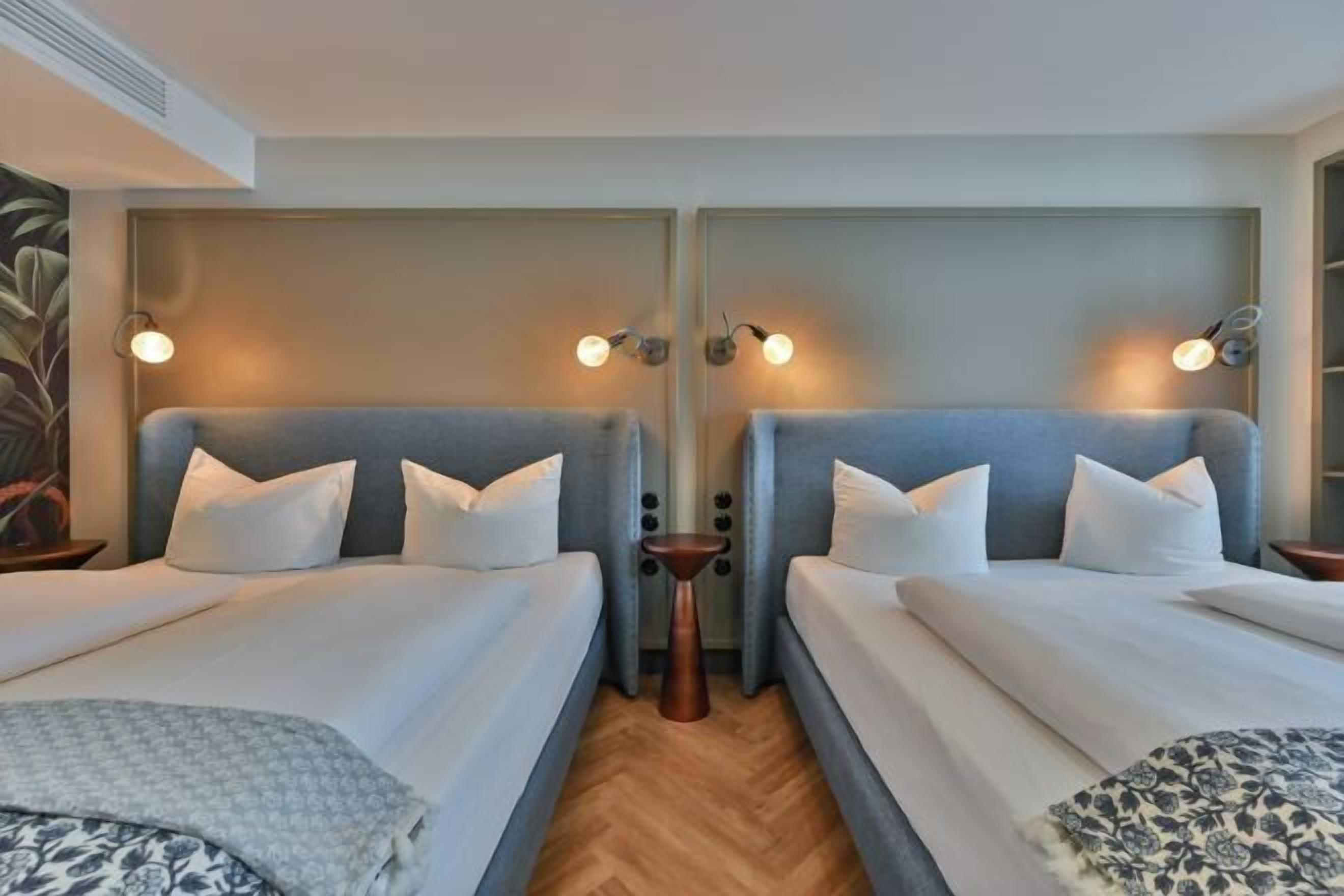 Roupa de alta qualidade, edredões de penas, minibar, cofre no quarto 