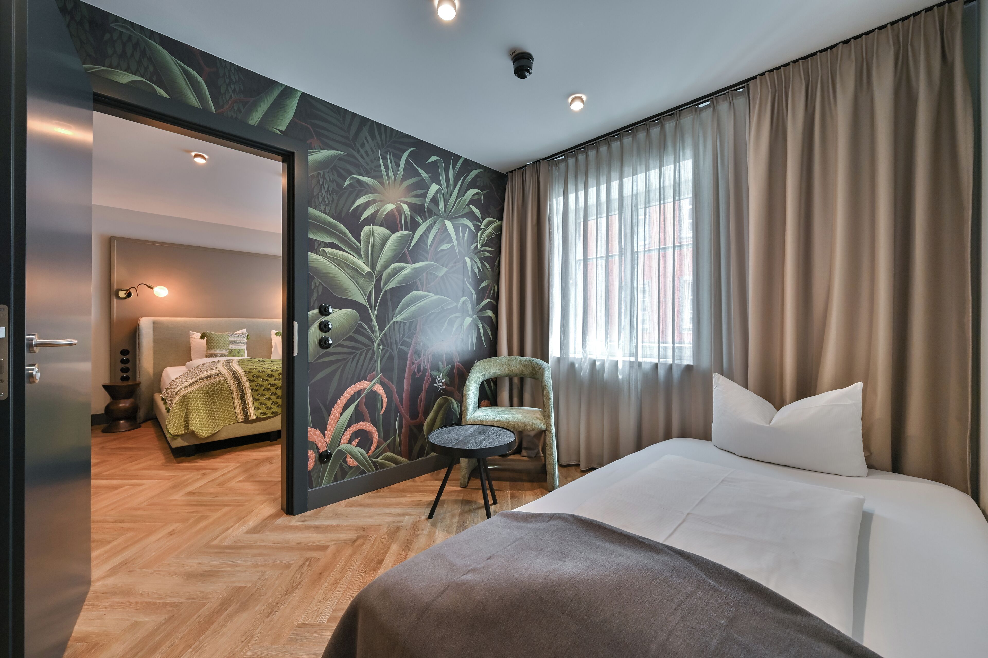 Small Plus Family + Friends | Roupa de alta qualidade, edredões de penas, minibar, cofre no quarto 