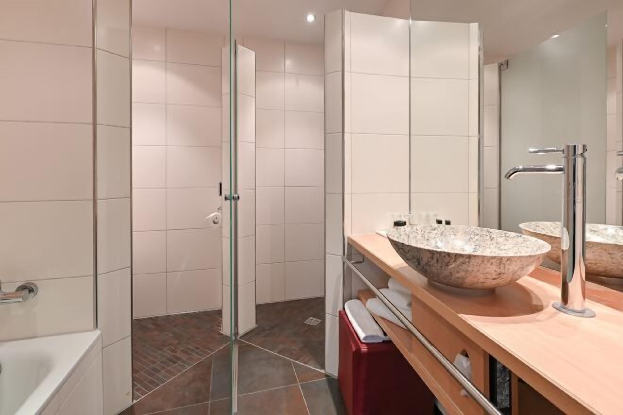 Um polibã, artigos de higiene pessoal grátis, um secador de cabelo 