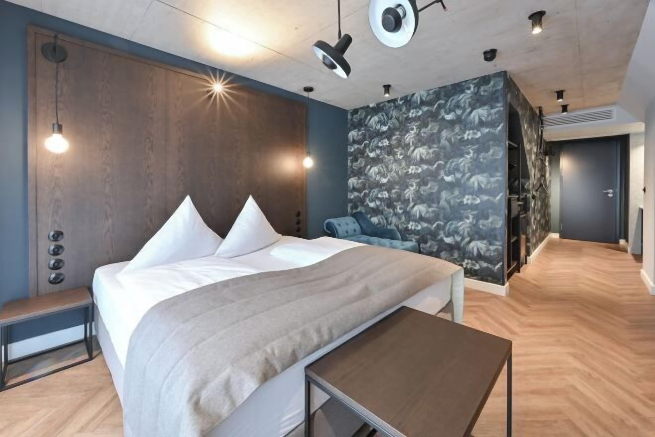 Roupa de alta qualidade, edredões de penas, minibar, cofre no quarto 