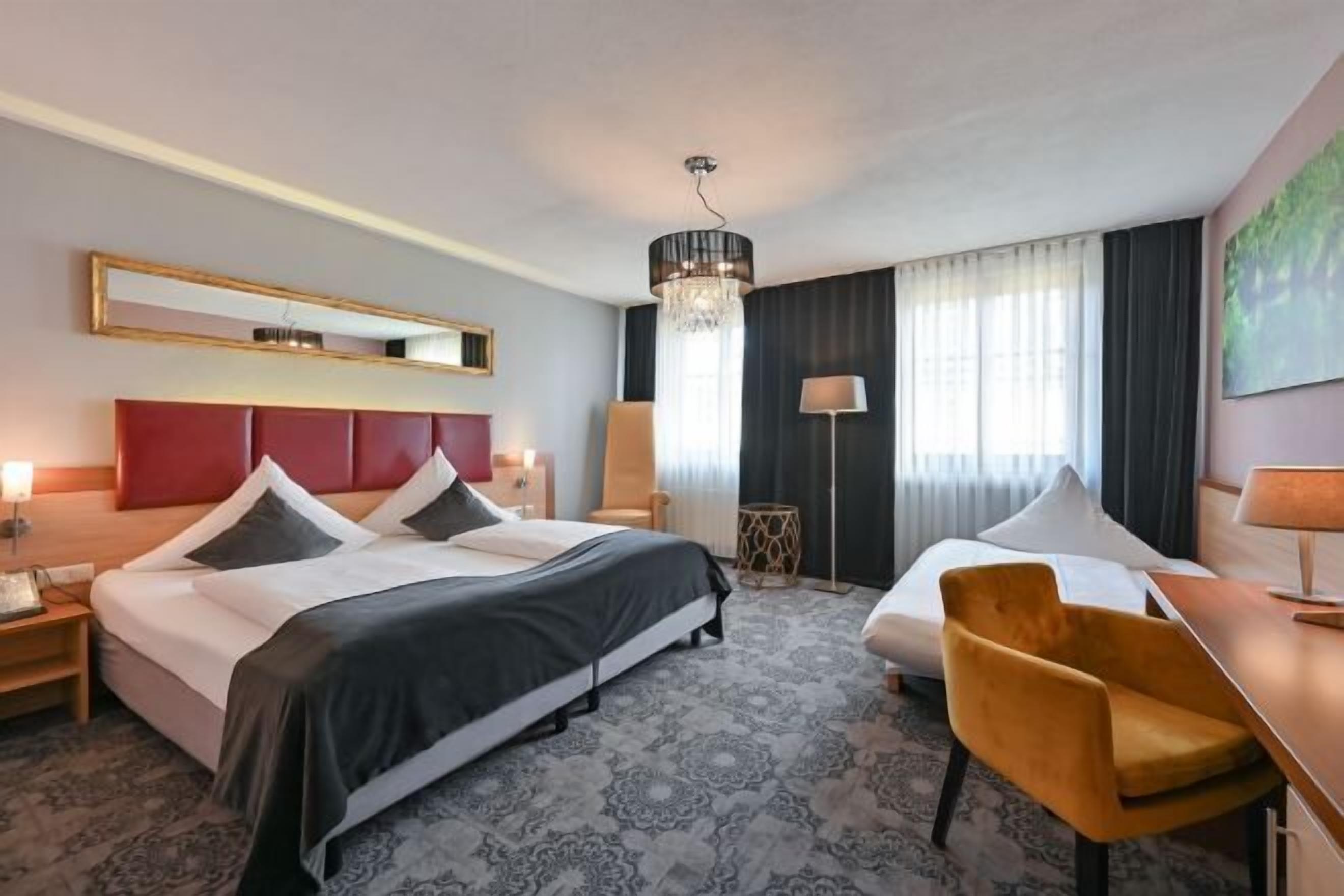 Roupa de alta qualidade, edredões de penas, minibar, cofre no quarto 