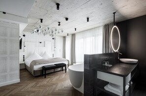 Quarto casal (Large Plus) | Banheiro | Chuveiro, produtos de toalete grátis, secador de cabelo 