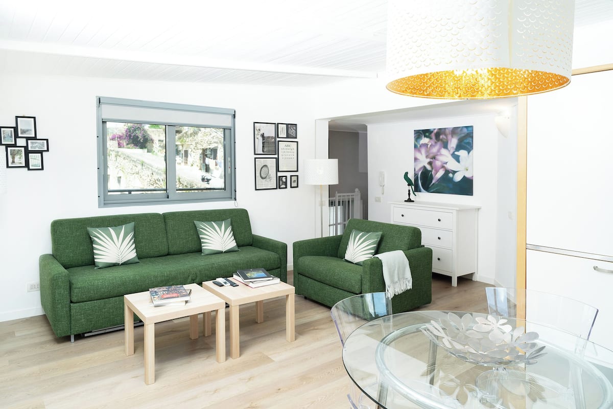 Quarto quádruplo superior | Área de estar | TV LCD 20 polegadas com canais via satélite, TV, filmes pagos