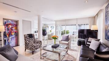 Quarto Presidencial | Sala de estar | Televisor de ecrã plano de 46 polegadas com canais via satélite