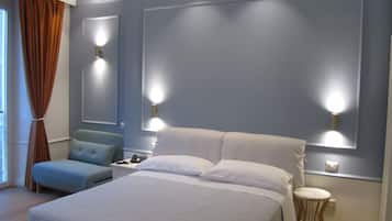 Quarto triplo superior | Cofres nos quartos, individualmente decorados, escrivaninha