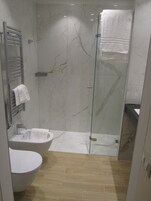 Quarto Triplo Superior | Casa de banho | Um polibã, artigos de higiene pessoal grátis, um secador de cabelo 