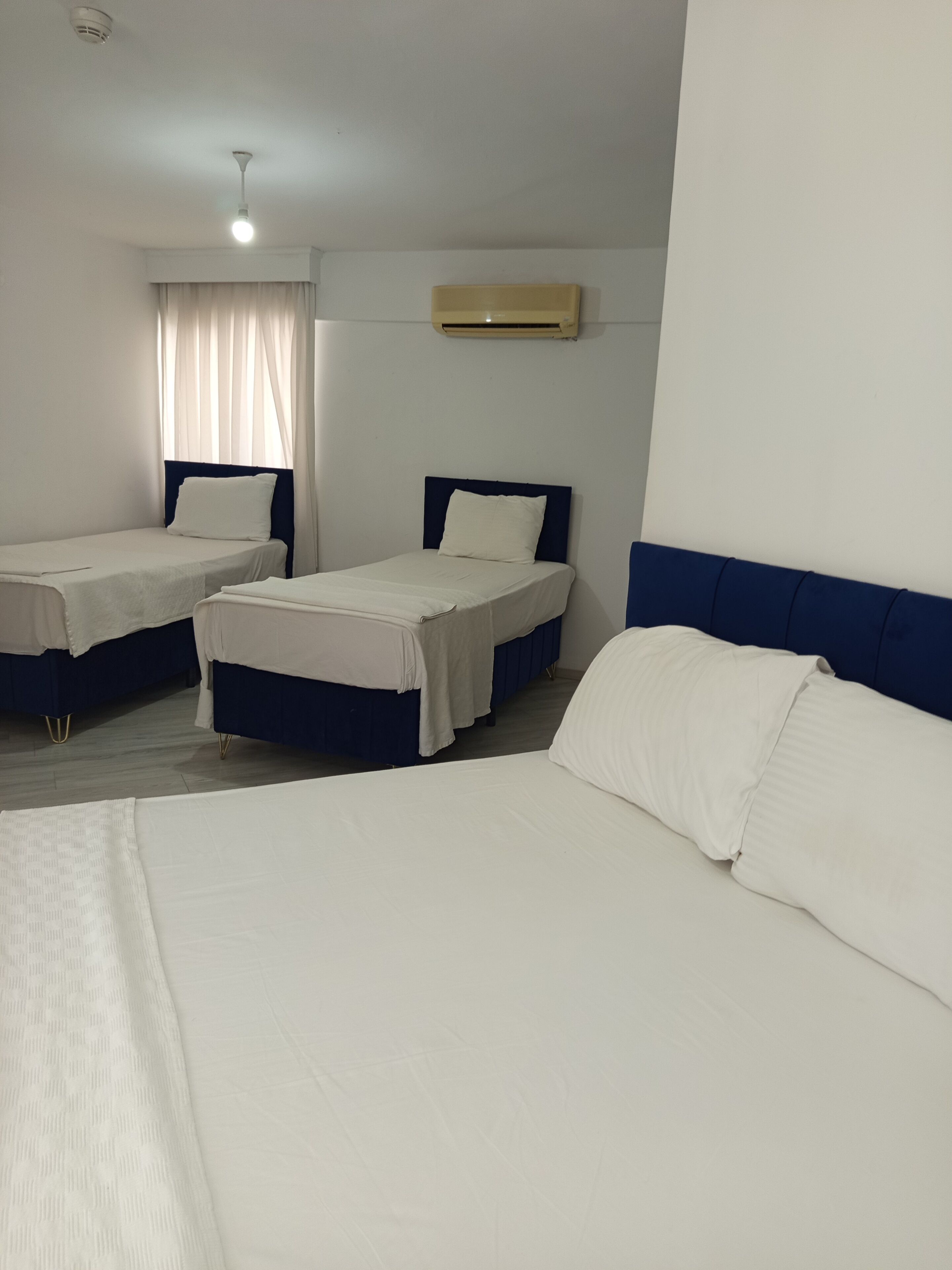 Quarto quádruplo standard | Roupas de cama premium, escrivaninha, espaço de trabalho para notebook