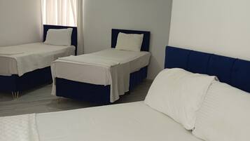 Quarto quádruplo standard | Roupas de cama premium, escrivaninha, espaço de trabalho para notebook