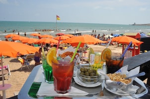 2 bares/lounges, bar ao lado da piscina