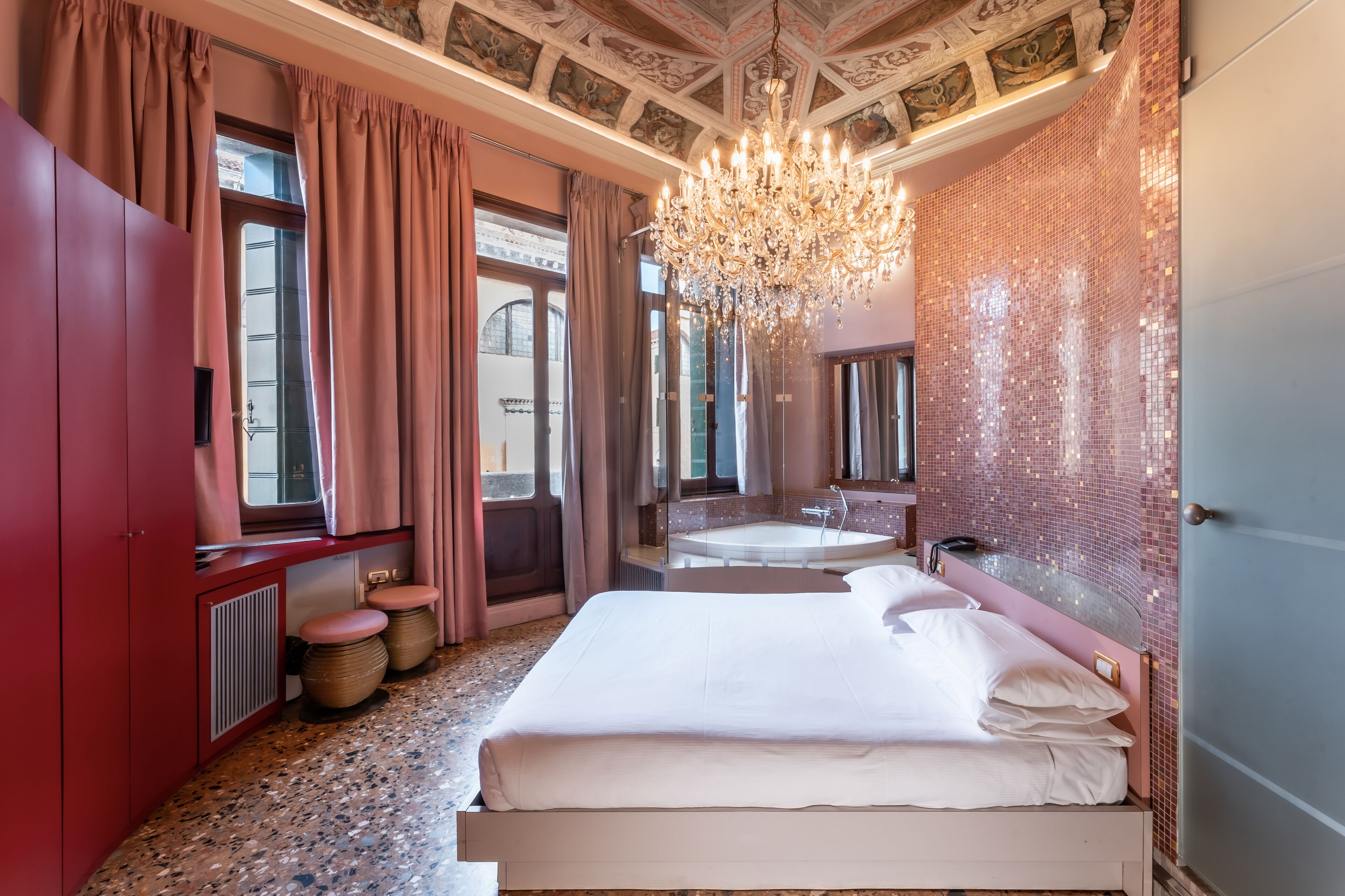 Quarto Duplo Exclusivo, banheira de hidromassagem grande | Edredões de penas, minibar, cofre no quarto 