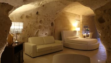 Suite Deluxe (Grotta) | Minibar, cofre no quarto, secretária, quartos insonorizados