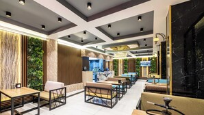 Uma área de estar moderna, com assentos, bar e vista para o exterior.